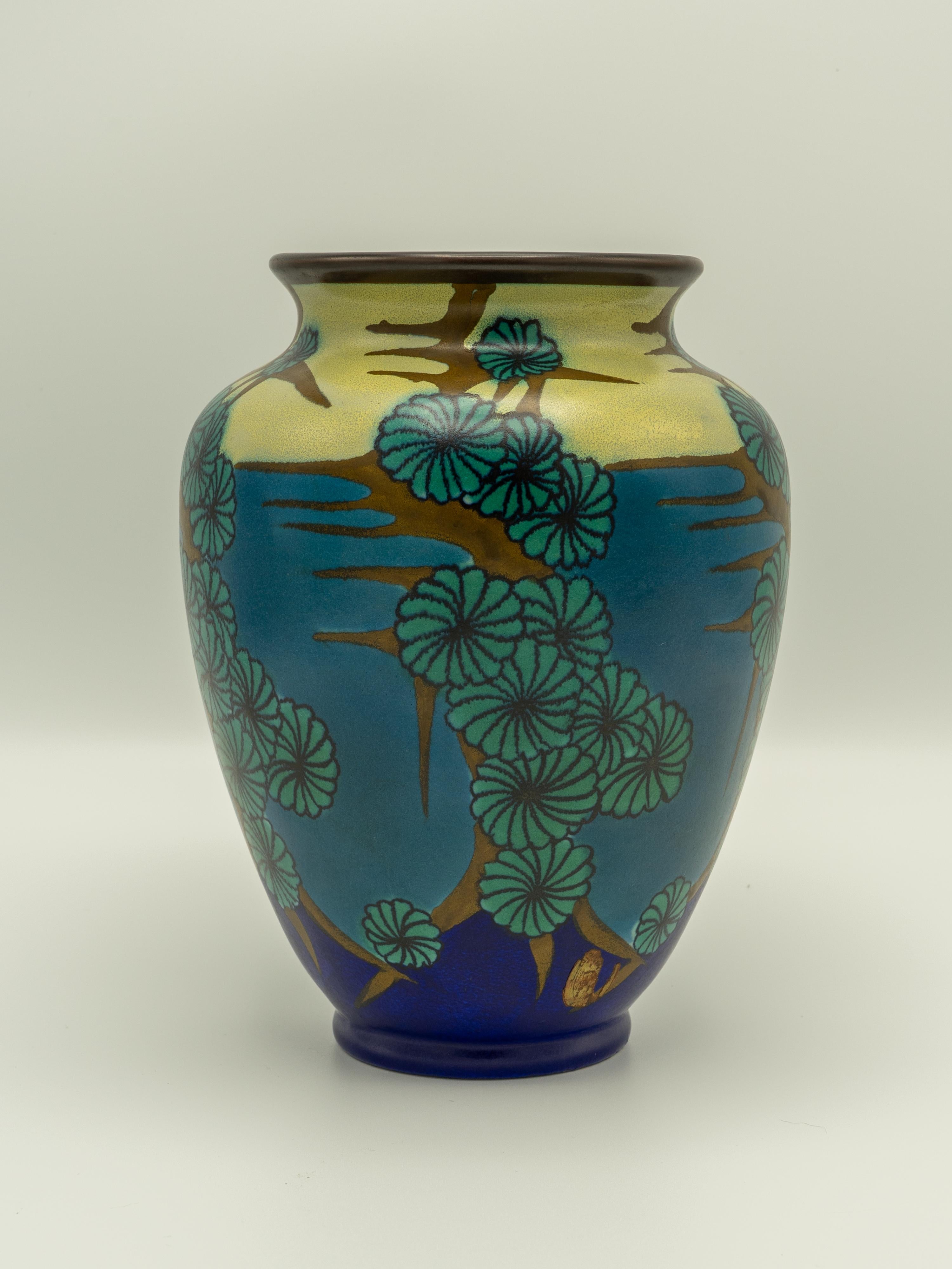 Art Deco Plateelbakkerij Zuid-Holland Gouda Vase "Azalea", circa 1929 ...