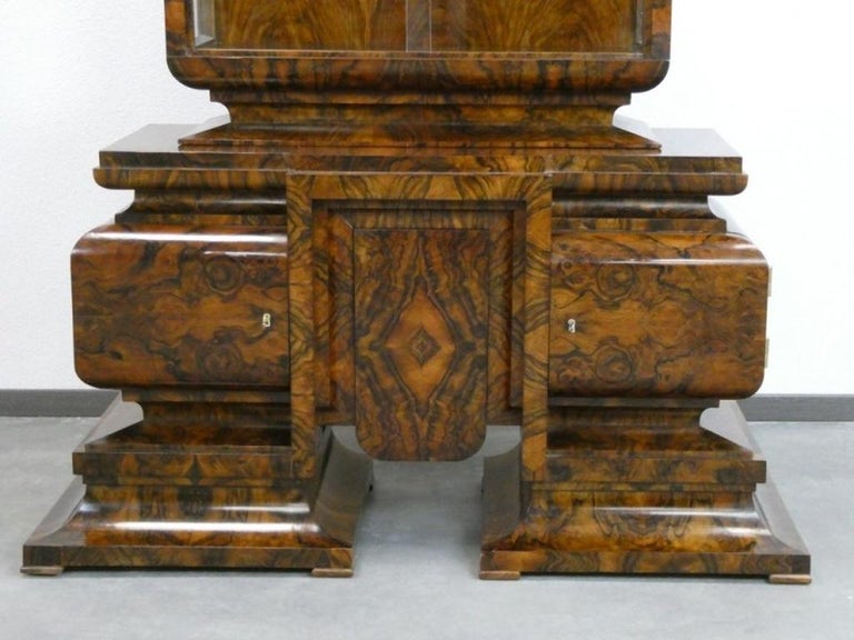 Art Deco Walnut Showcase For Sale at 1stDibs