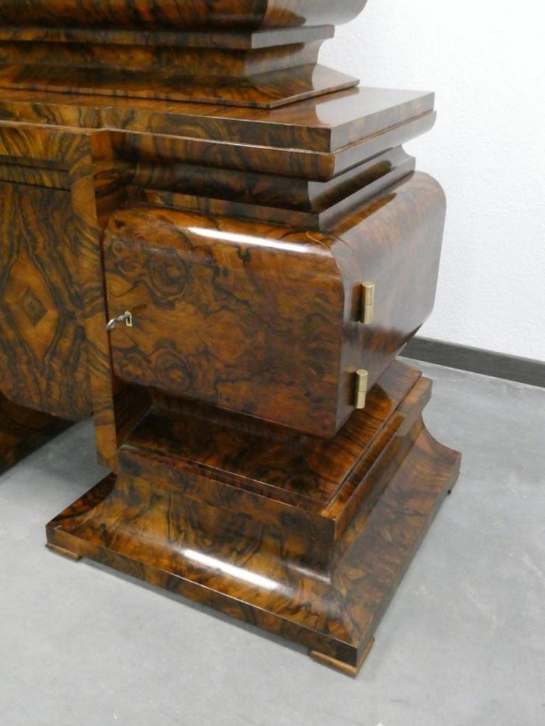 Art Deco Walnut Showcase For Sale at 1stDibs