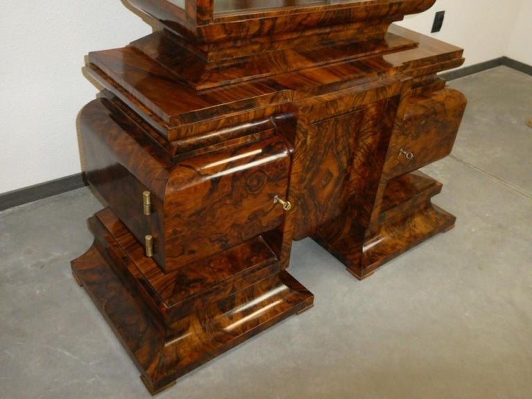 Art Deco Walnut Showcase For Sale at 1stDibs