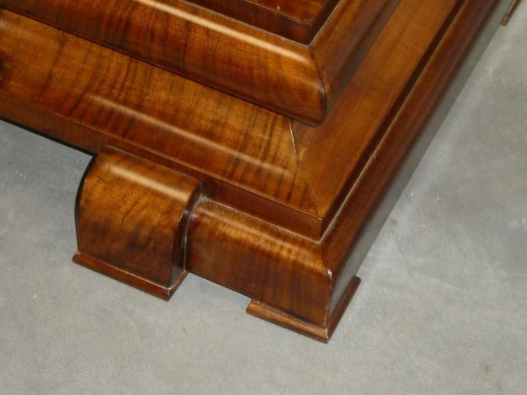 Art Deco Walnut Showcase For Sale at 1stDibs