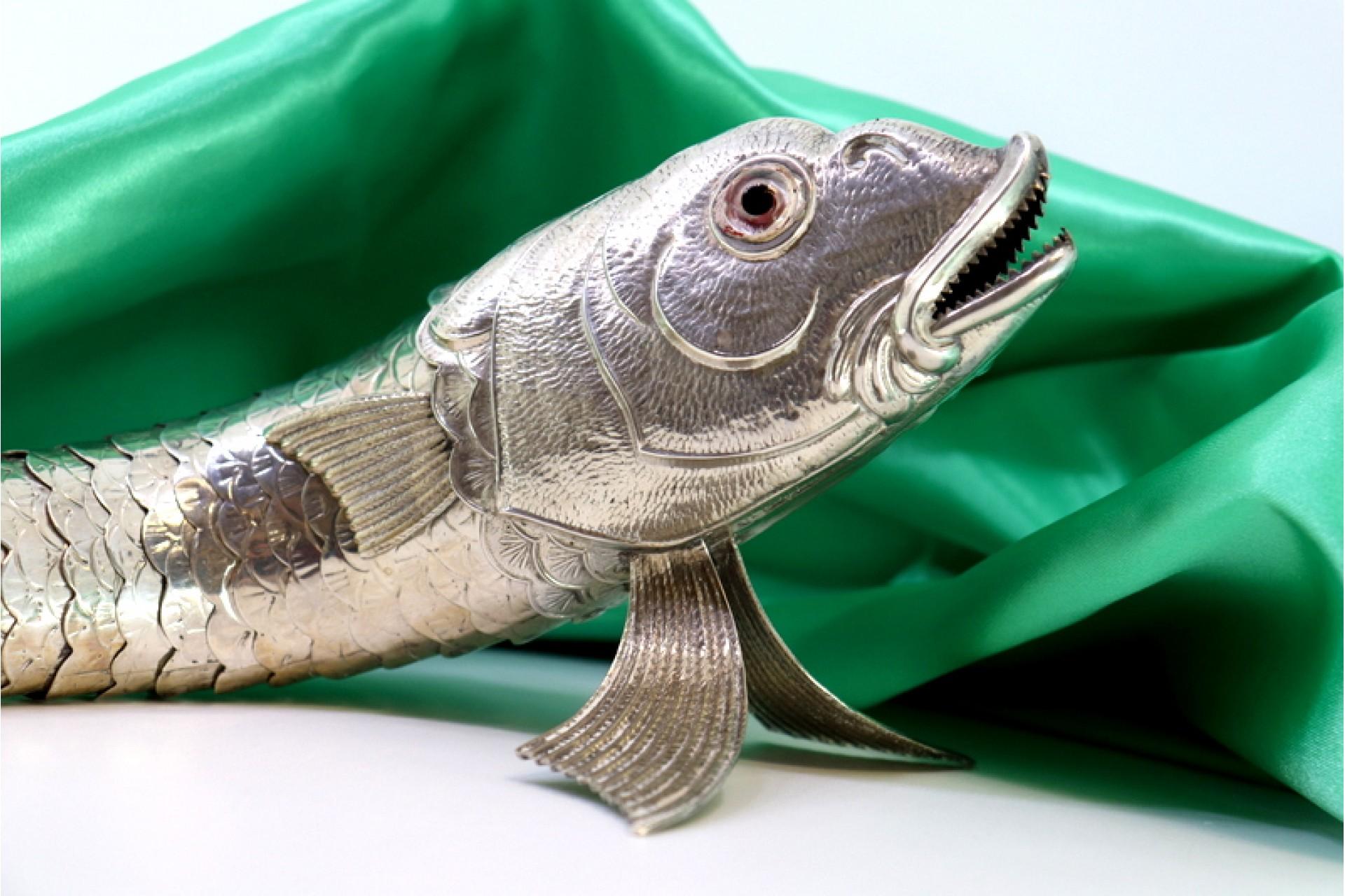 Articulated silver fish with reliefs and applications For Sale at 1stDibs