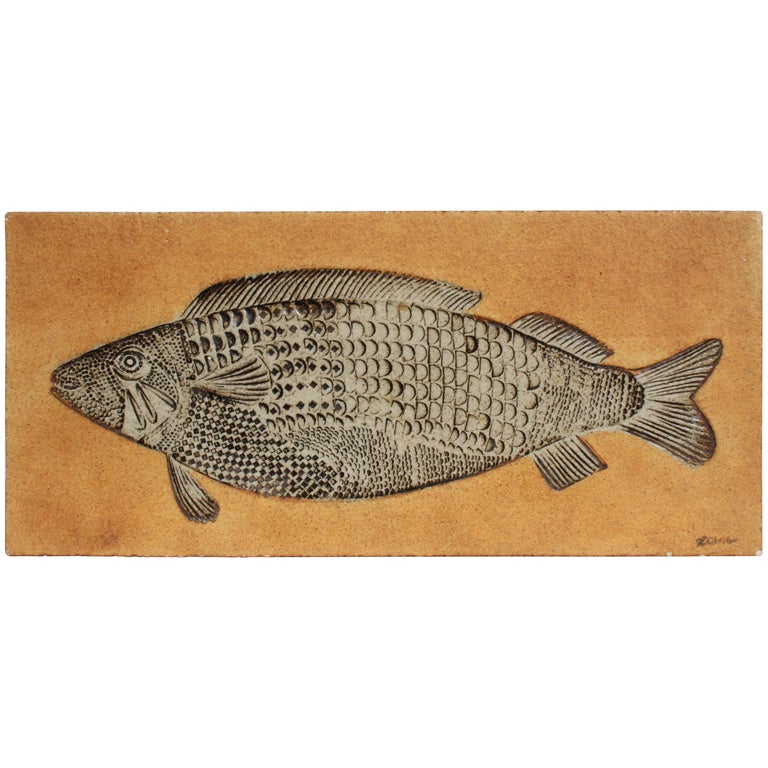 Tile en céramique de l'artiste Roger Capron dans le style d'un poisson ...