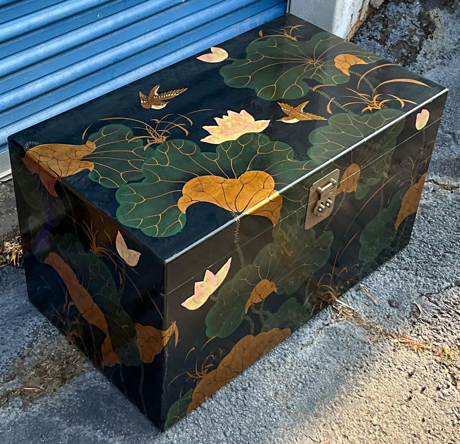 Asian Style Schwarzer Lack und Lotusblüte Trunk / Tisch Att. Maitland ...