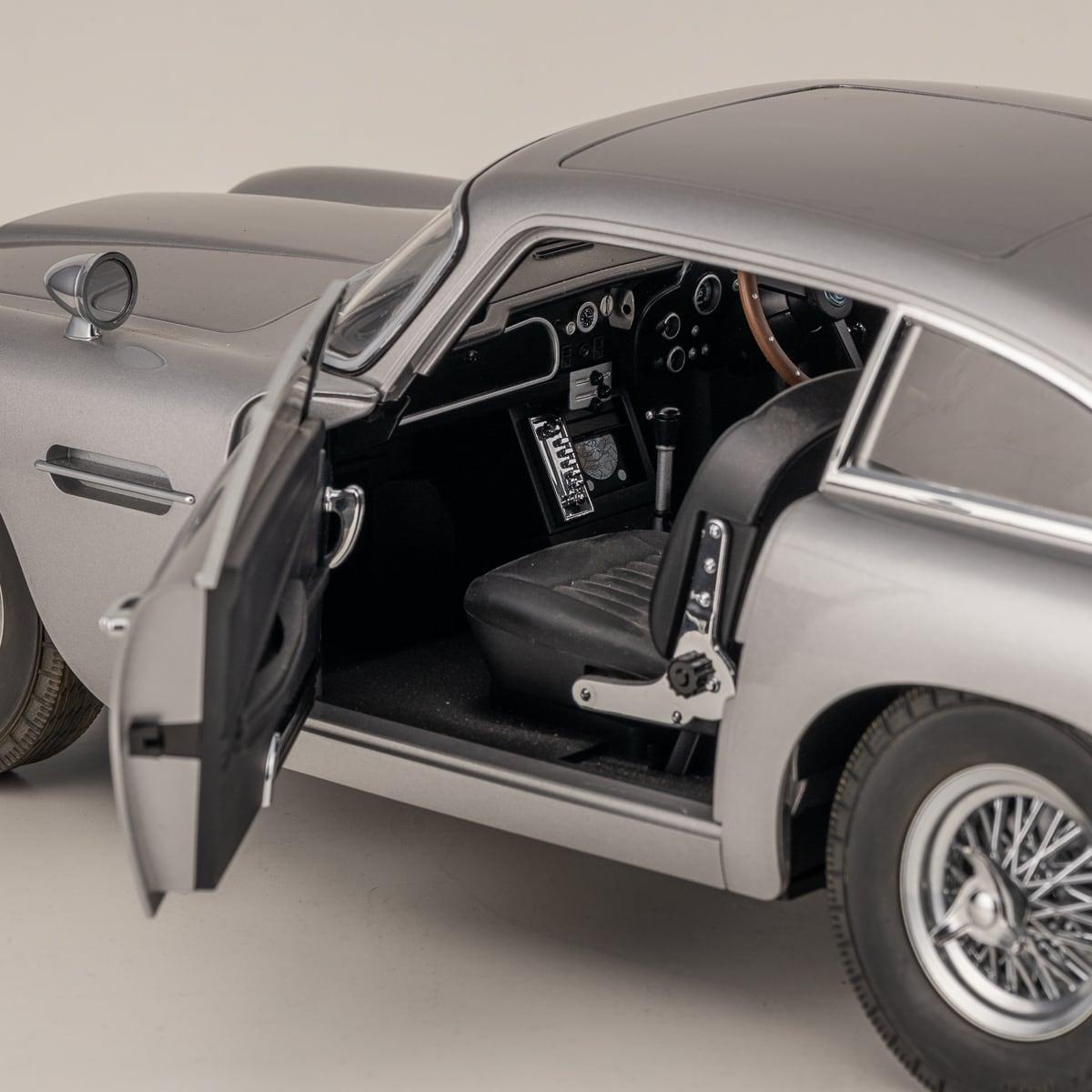 Aston Martin DB5 1:8 Scale Model "James Bond Goldfinger" By Eaglemoss ...