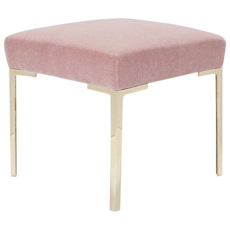 Astor Petite Messing-Ottomane aus schwarzem Mohair von Montage im ...