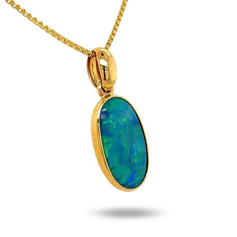 Australian Premium Quality 2.87ct Opal Doublet-Black Pendant in 18K Yellow Gold For Sale at 1stDibs