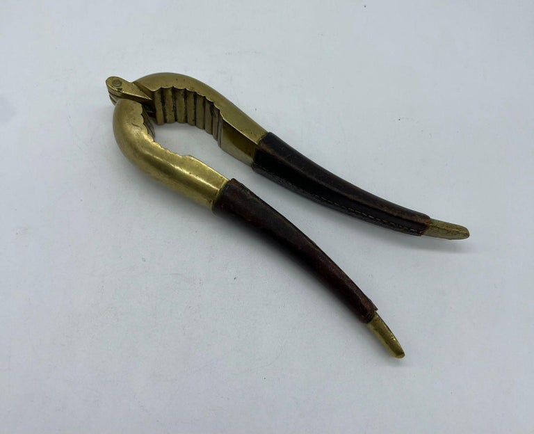 Österreichischer Nussknacker von Carl Auböck aus Leder und Messing im Angebot bei 1stDibs