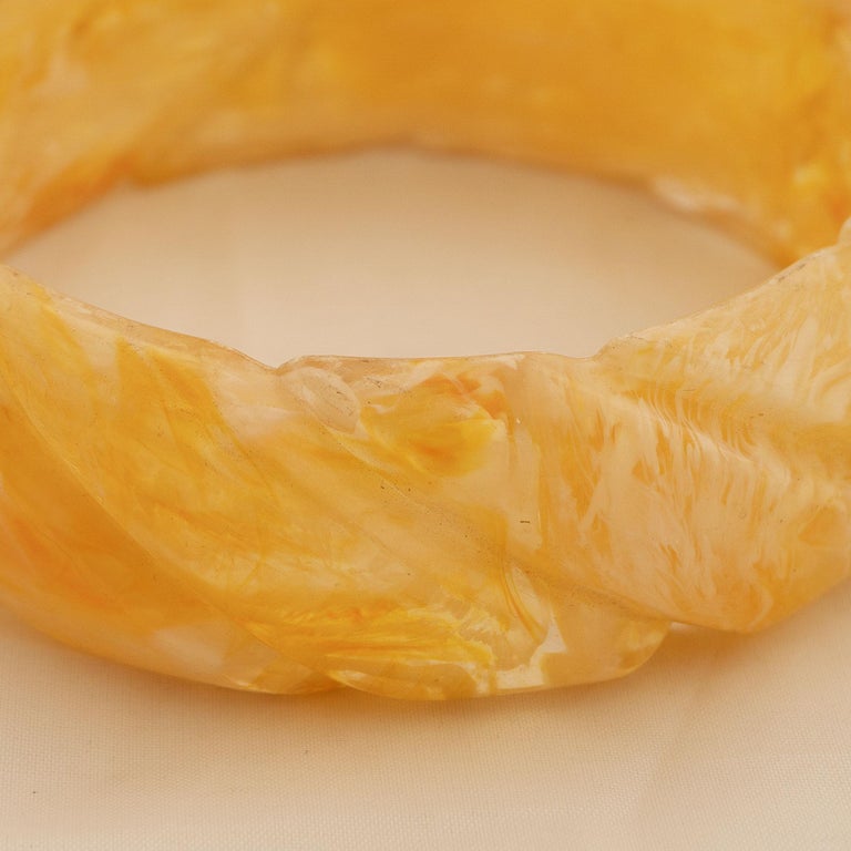 Bakelite bangle with carved diagonal braid shape, transparent and honey ...