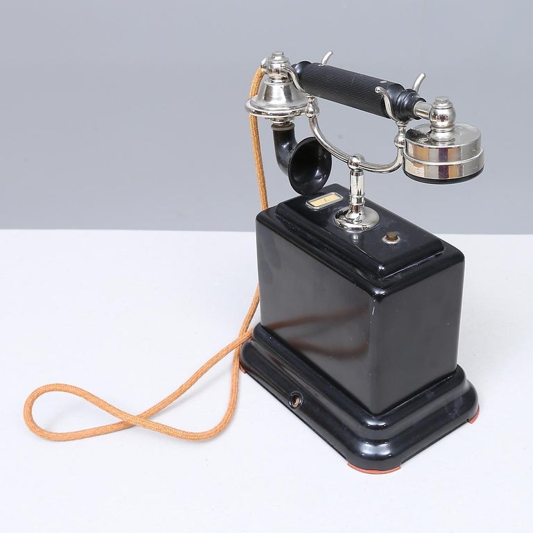 Bakelite Table Phone from 1947 For Sale at 1stDibs | 1947 phone