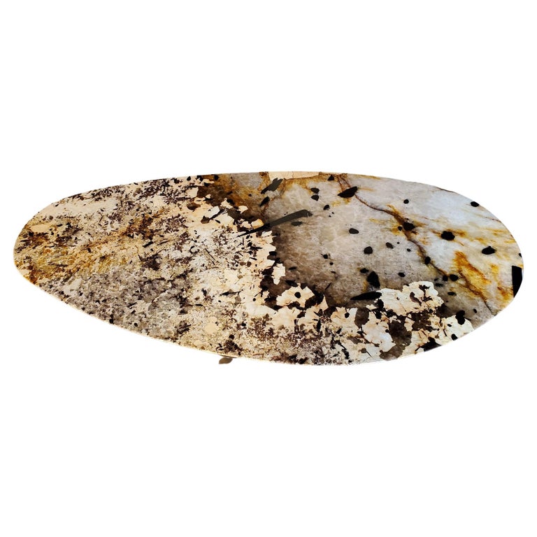 Table Baxter Lagos avec plateau en granit Patagonia et pieds en laiton ...