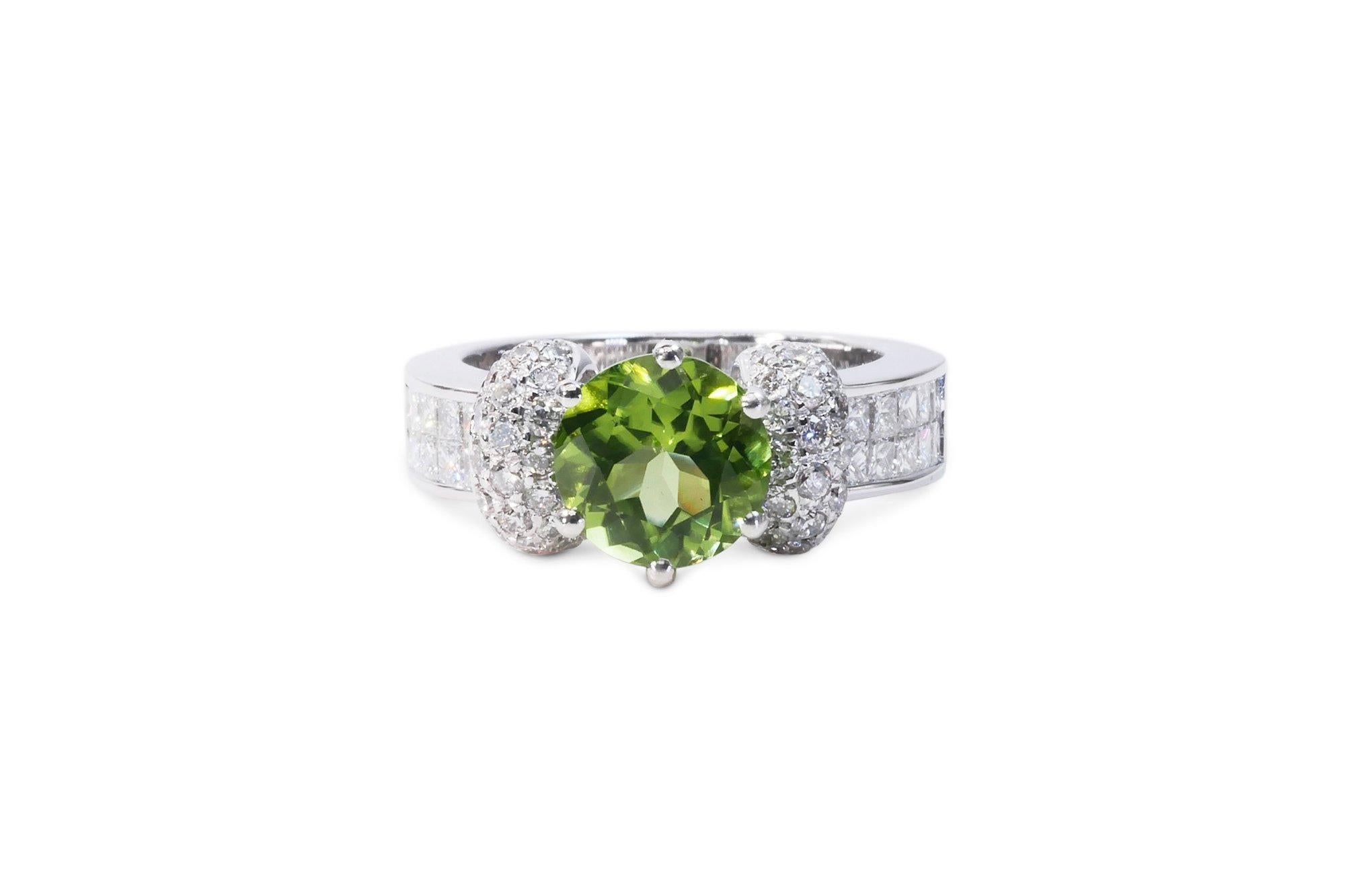 Beautiful 18k White gold Ring with 1.80 ct Natural Peridot and Diamonds ...