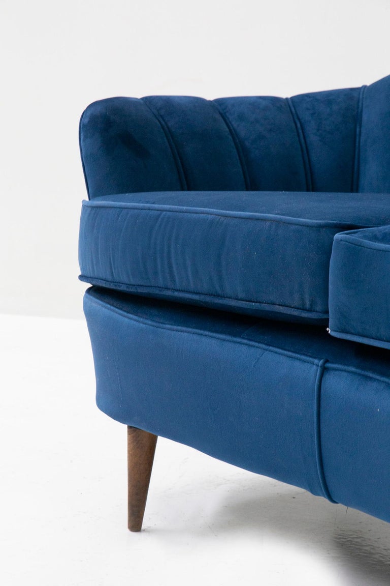 Magnifique canapé italien en coquillages en velours bleuBeautiful ...