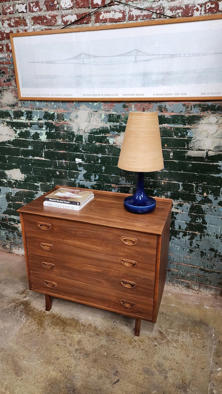 Beautiful Mid-Century Modern Walnut Dresser For Sale at 1stDibs