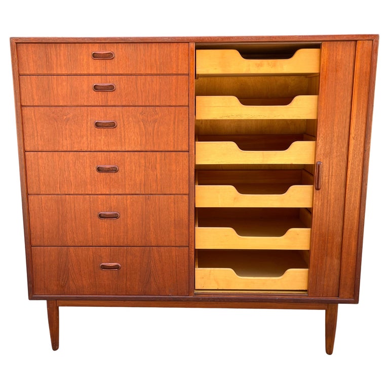 Beautiful Mid-century Teak Chest of Drawers For Sale at 1stDibs