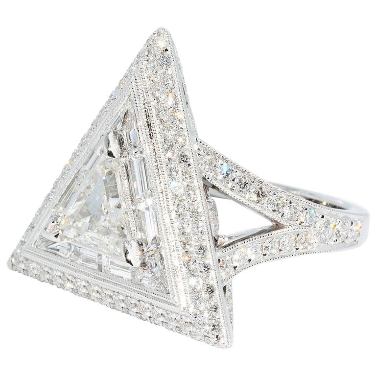 Beautiful Triangle Diamond Platinum Ring For Sale at 1stDibs