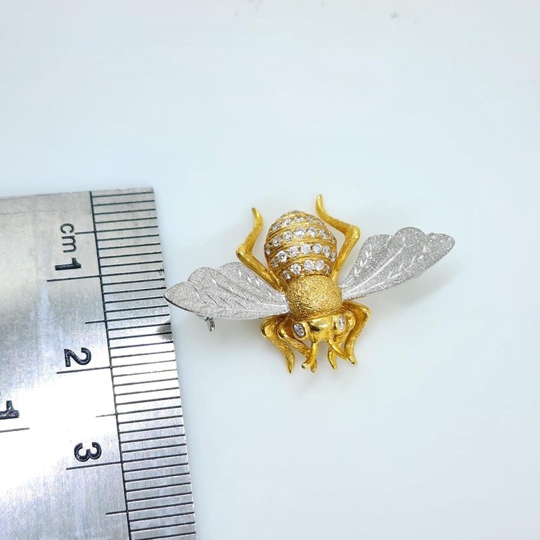Vintage Bee Brooch Pin in 18 Karat Textured Gold and Diamond For Sale ...