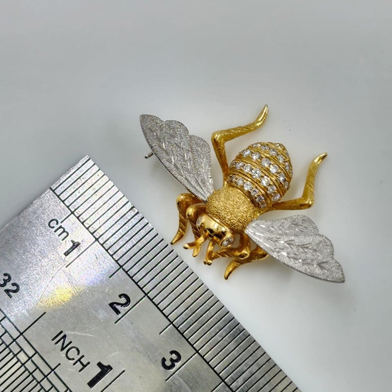 Bee Brooch Pin in 18 Karat Textured Gold and Diamond For Sale at 1stDibs