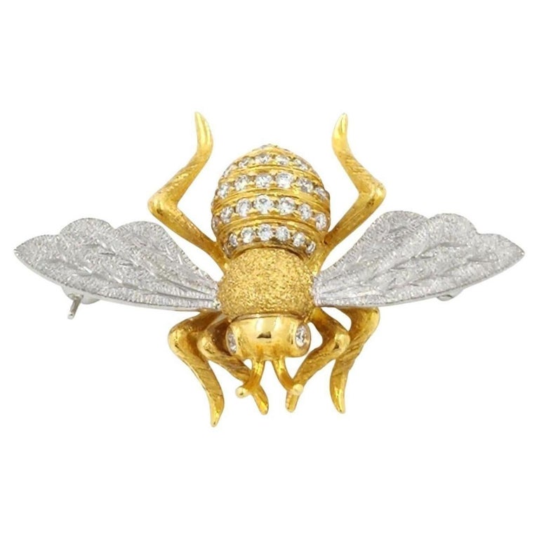 Bee Brooch Pin in 18 Karat Textured Gold and Diamond For Sale at 1stDibs