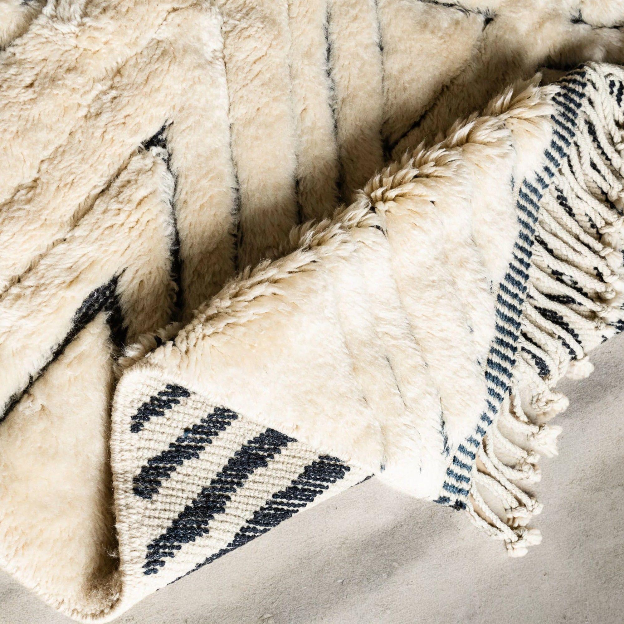 Black and White Moroccan Rug 8x10 FT, Handwoven Textured Tribal Design ...