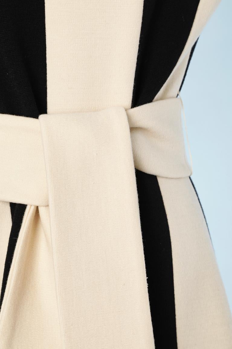 Lilli Ann - Robe sans manches en jersey de laine noir et blanc avec ceinture En vente sur 1stDibs