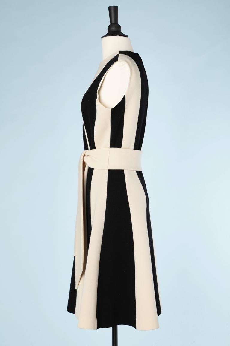 Lilli Ann - Robe sans manches en jersey de laine noir et blanc avec ceinture En vente sur 1stDibs