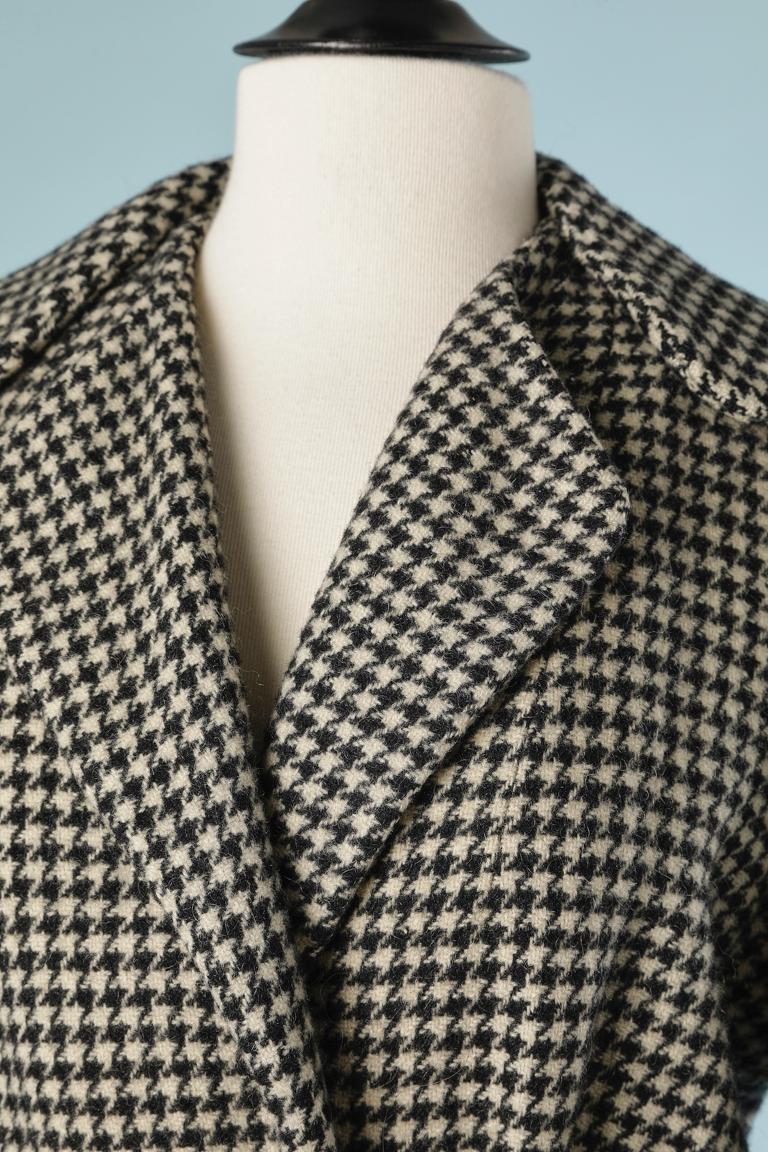 Black and white wool houndstooth pattern coat with belt Circa 1940's For Sale at 1stDibs