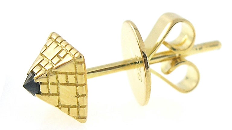 Black Diamond and 18K Gold Singular Stud Earrings For Sale at 1stDibs