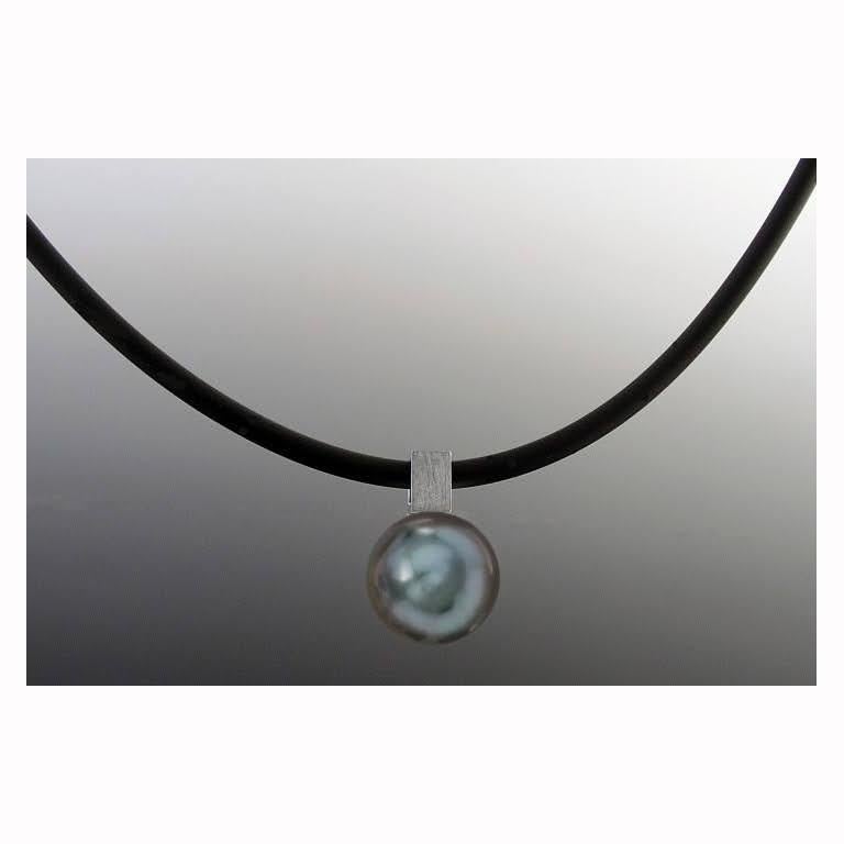 White Gold Bail on Black Tahitian Pearl Pendant For Sale at 1stDibs
