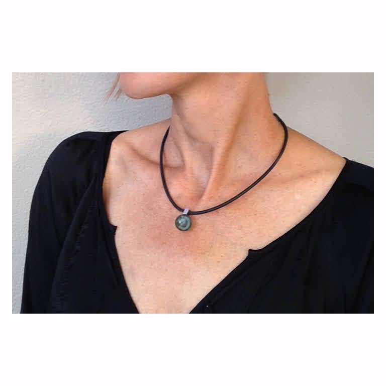 White Gold Bail on Black Tahitian Pearl Pendant For Sale at 1stDibs