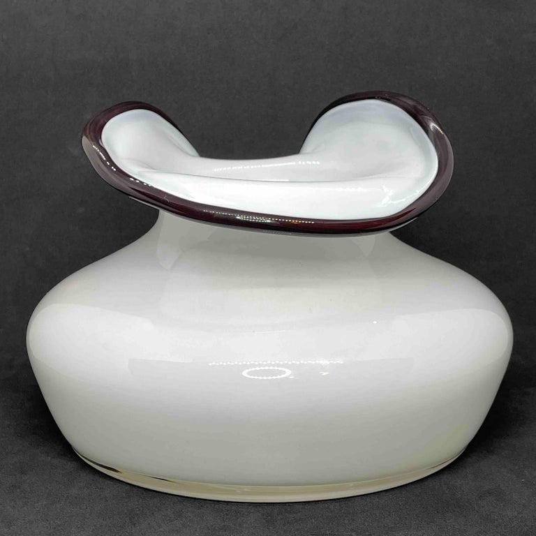 Schwarz-weiße Vase von J. Sluczan, Orkusz, Glashütte Tarnowiec, Polen ...