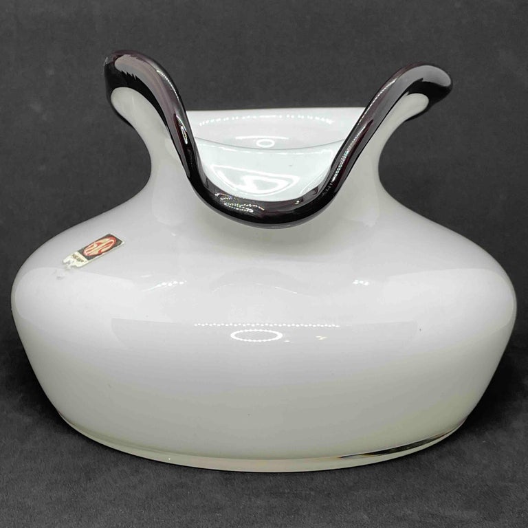 Schwarz-weiße Vase von J. Sluczan, Orkusz, Glashütte Tarnowiec, Polen ...