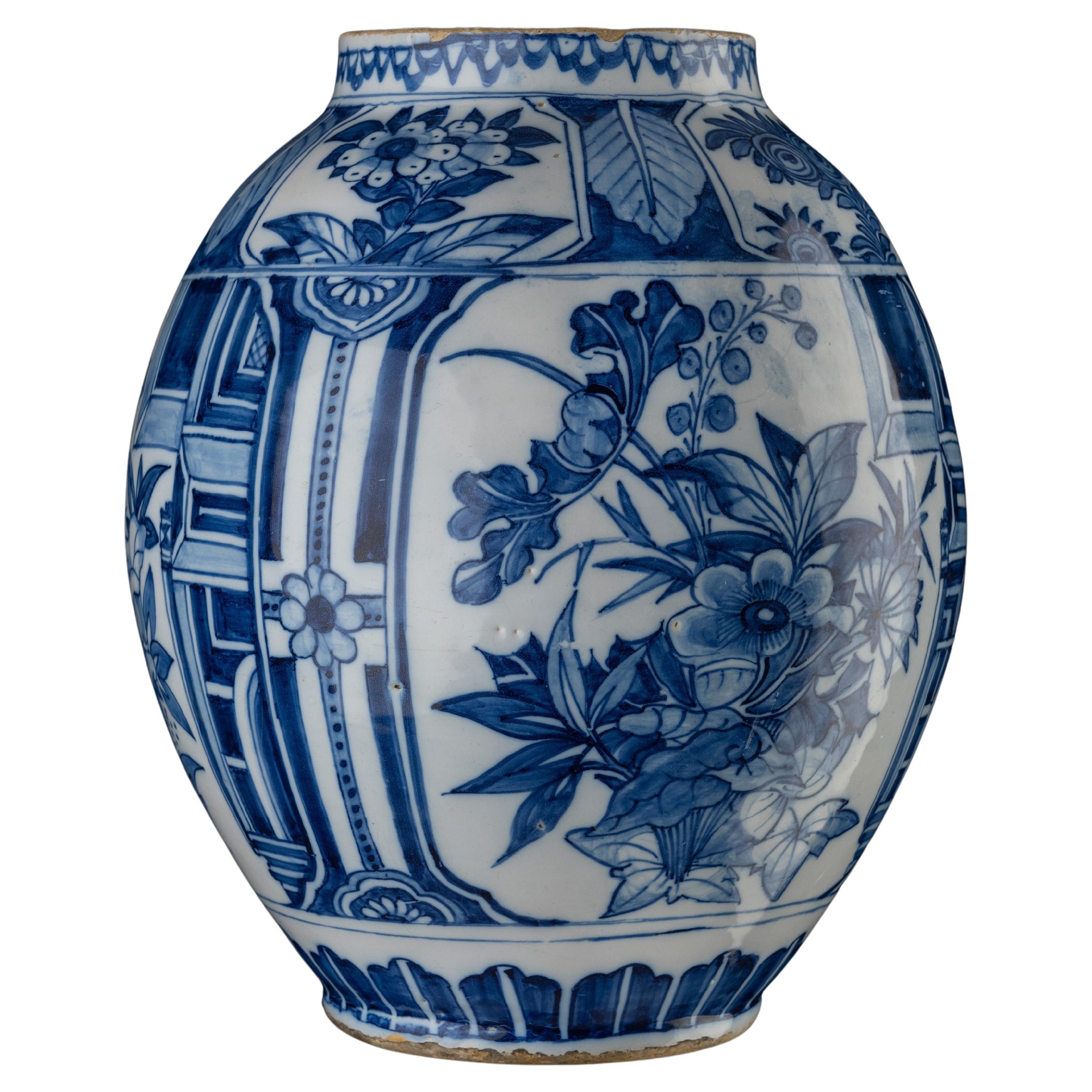 Blue and white floral chinoiserie jar Delft, 1680-1690 For Sale at 1stDibs