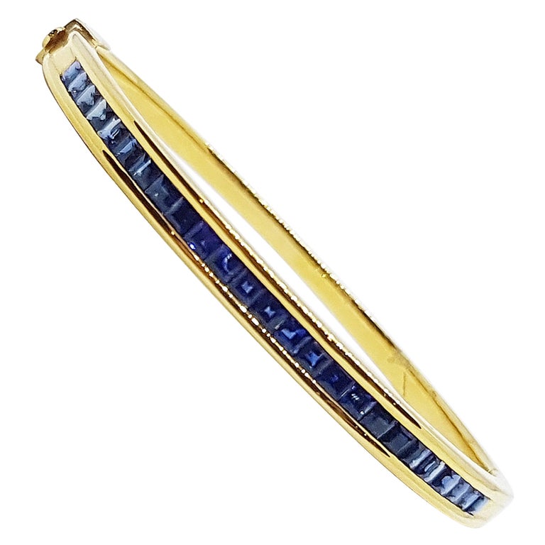 Blue Sapphire Bangle Set in 18 Karat Gold Settings For Sale at 1stDibs