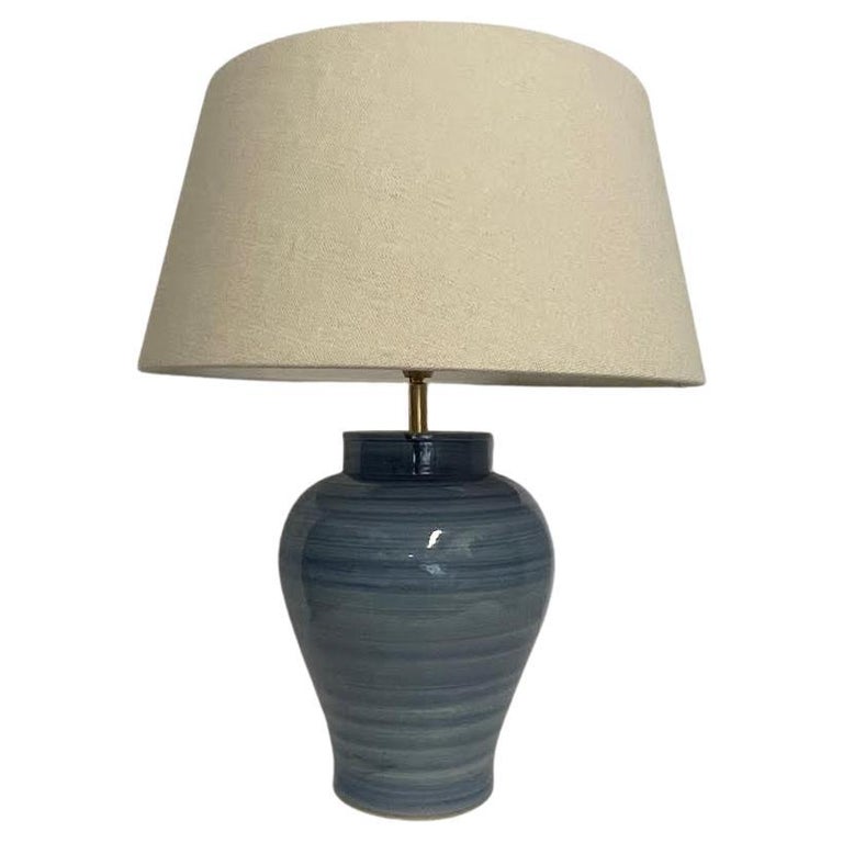 Lampe simple en forme de jarre à motif strié bleu, Chine, contemporaine ...