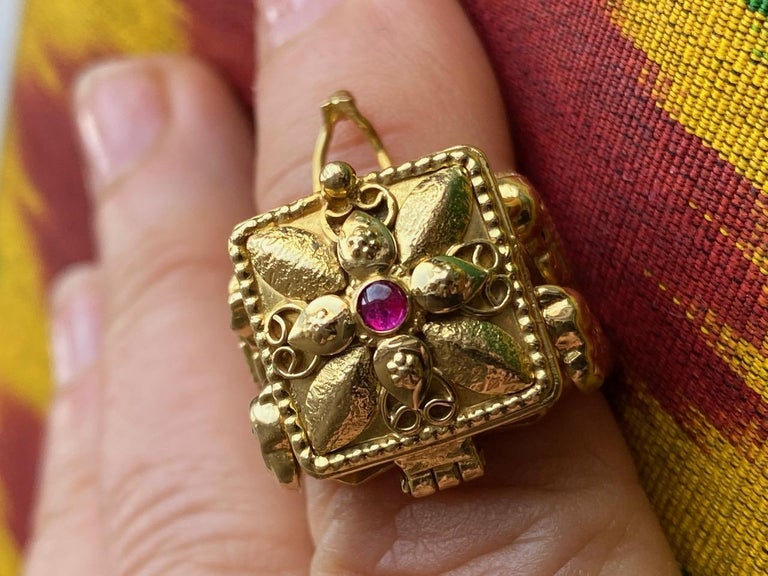 Bochic Vintage Gold Poison and Peacock Rings For Sale at 1stDibs