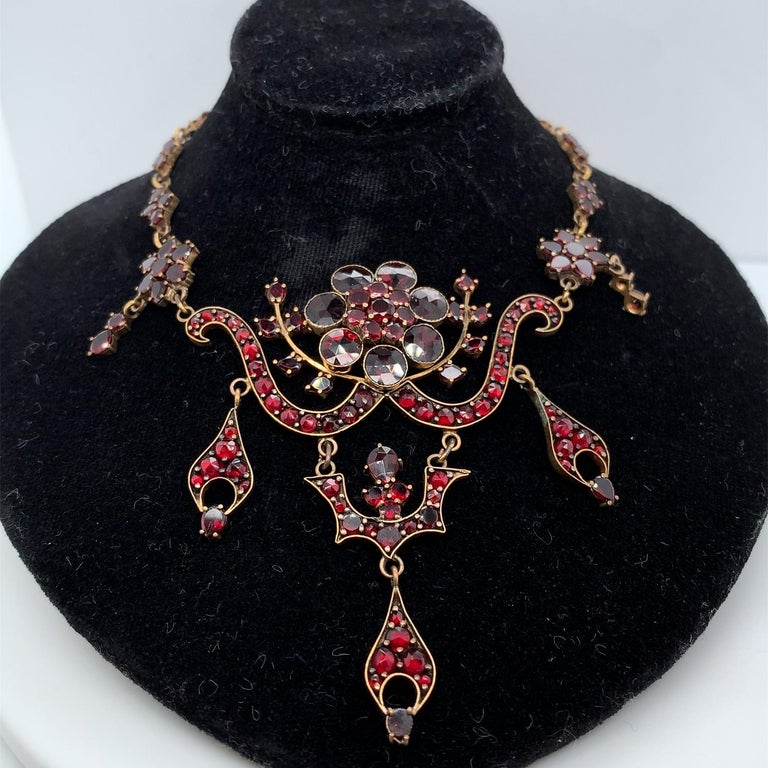 Bohemian Garnet Necklace Rosette with drops For Sale at 1stDibs