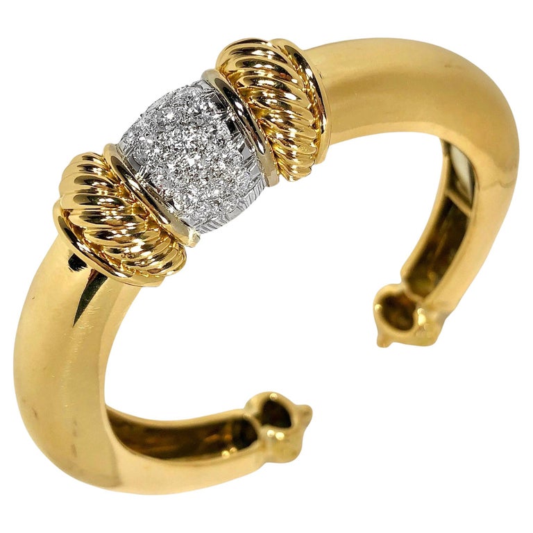 Bold 18k Classic Revival Scharnier Armreif Armband mit Bombe Kuppel Diamant Zentrum im Angebot ...