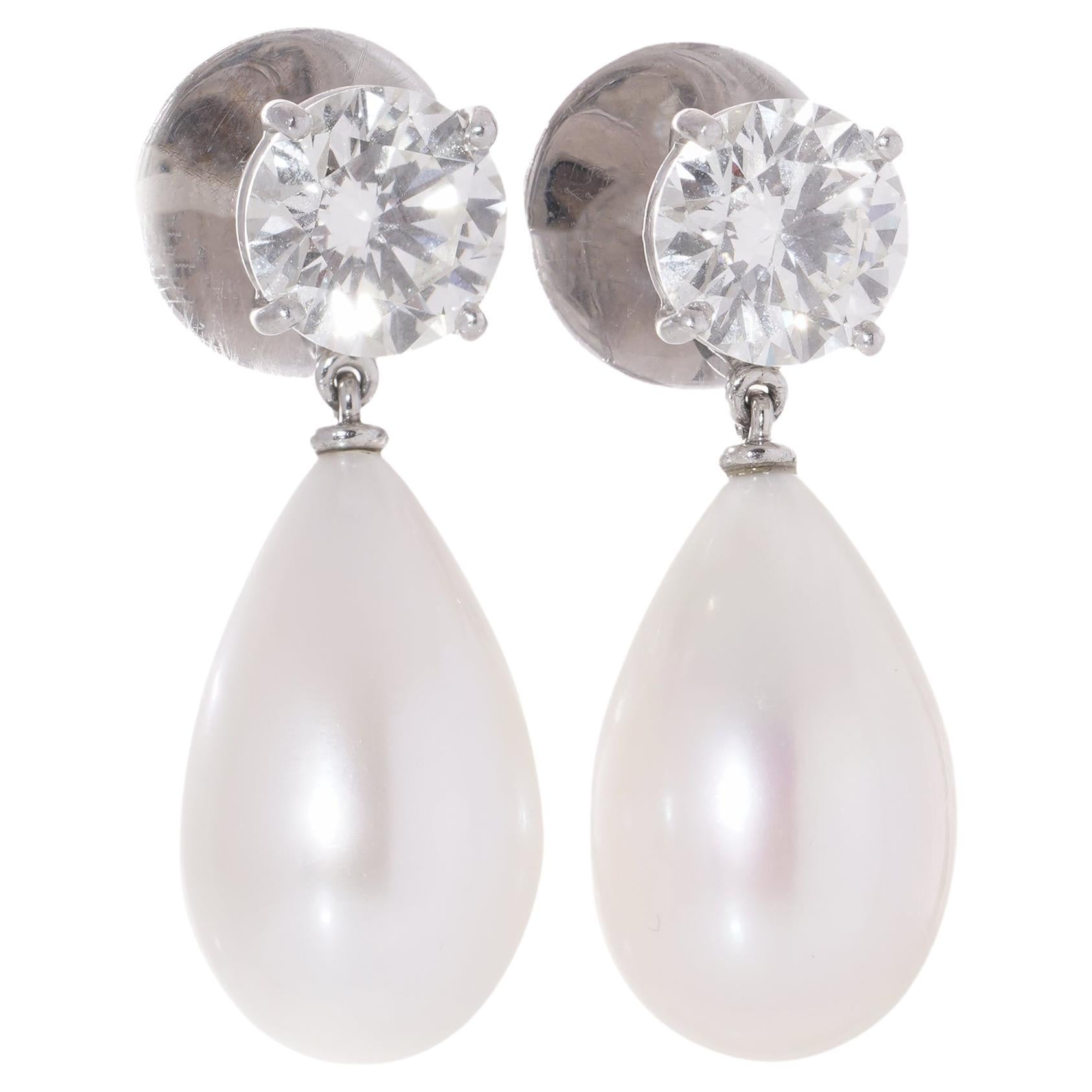 Boodles and Dunthorne day and night earrings with 3.60 cts of diamonds ...