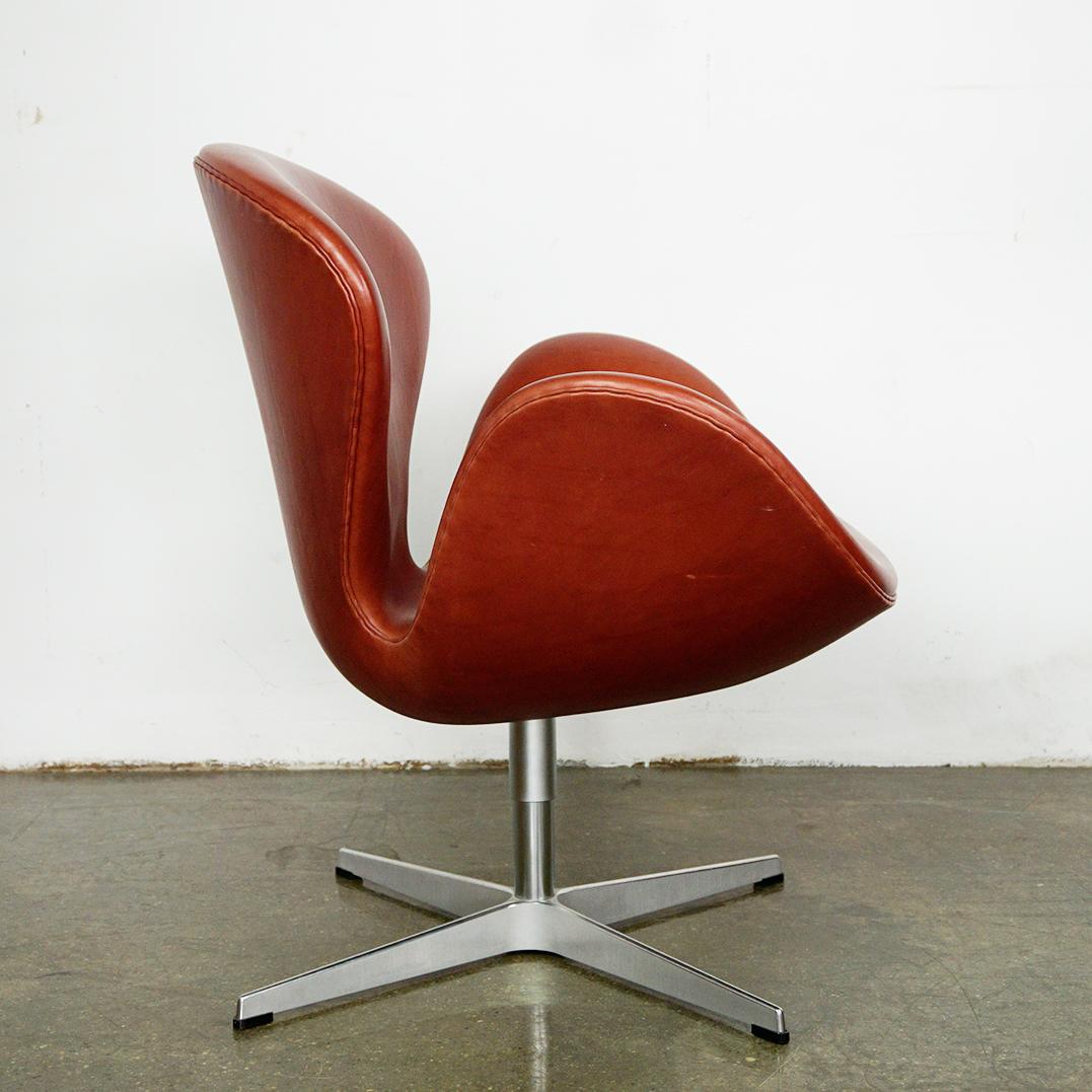 Bordeaux Leather Swan Chair by Arne Jacobsen for Fritz Hansen Denmark ...