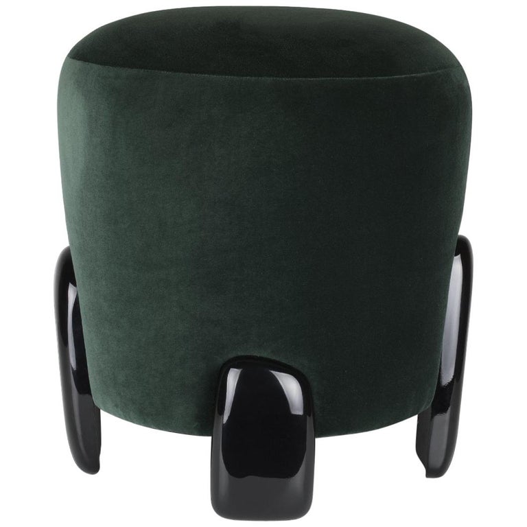 Noaki Hocker aus Samt mit schwarz lackiertem Untergestell im Angebot ...
