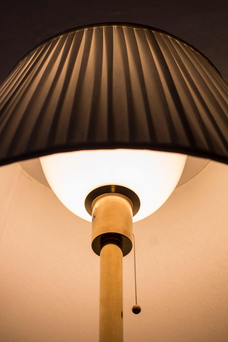 Brass and glass Floor lamp 15193 by Harald Notini, Böhlmarks, Sweden ...