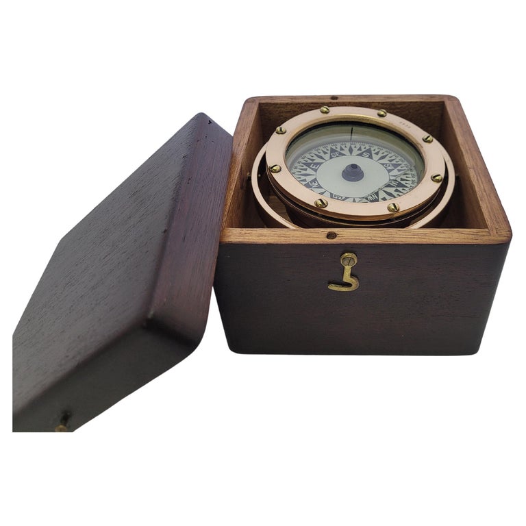 Compas de bateau en laiton dans une boîte en bois verni En vente sur ...