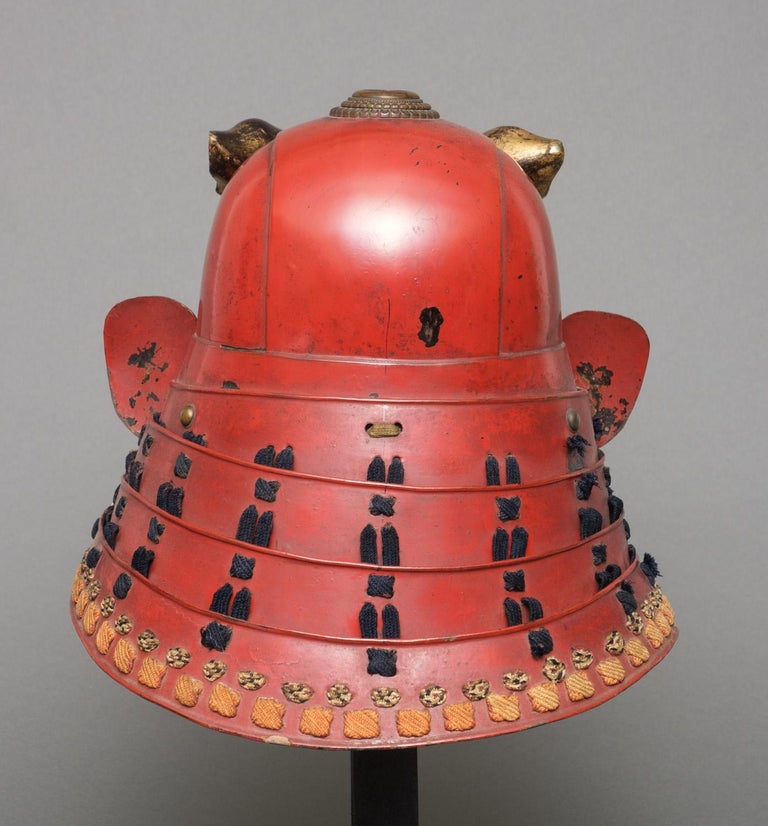 Laque rouge japonaise du 18ème siècle Zunari'kabuto avec Maedate ...