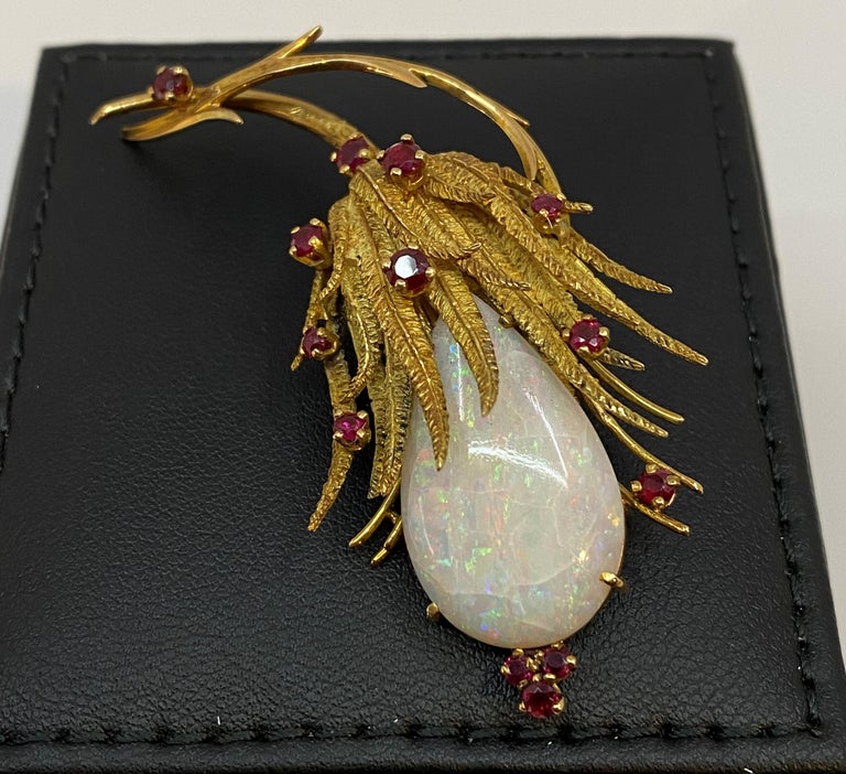 Broche En or 18 Carats Ornée d’une Importante Opale Et De 13 Rubis Vers ...