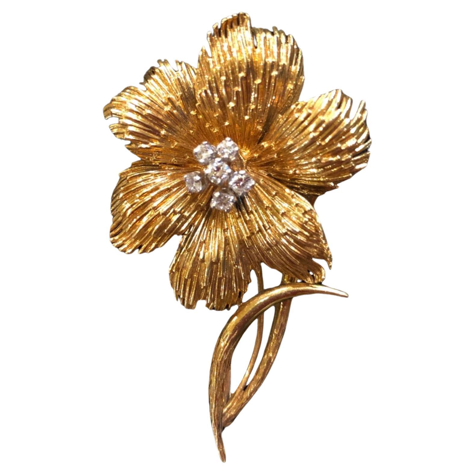Broche Fleur de Diamants en or jaune et diamants For Sale at 1stDibs