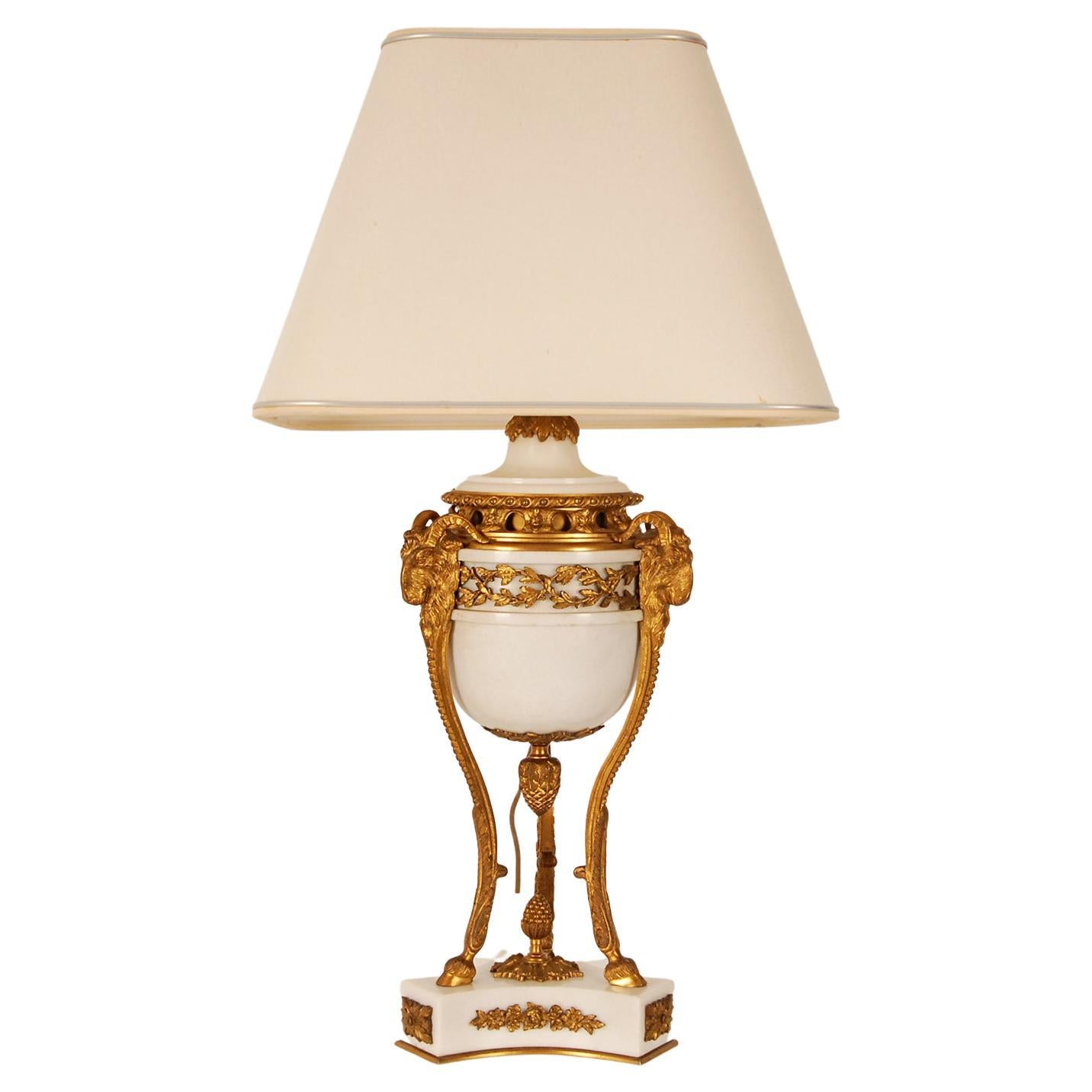 Lampe de bureau victorienne en bronze doré et marbre de Carrare blanc ...