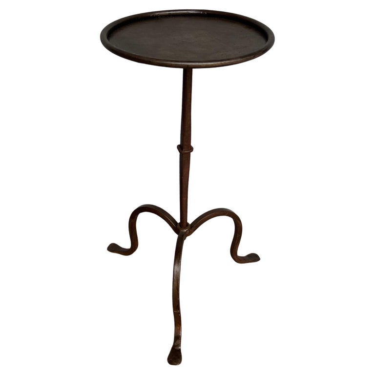 Table à boissons en métal bronze sur socle tripode En vente sur 1stDibs