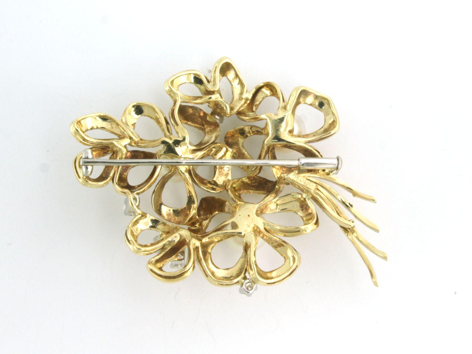 Brooch in the shape of a bunch of flower with pearl and diamonds 18k ...