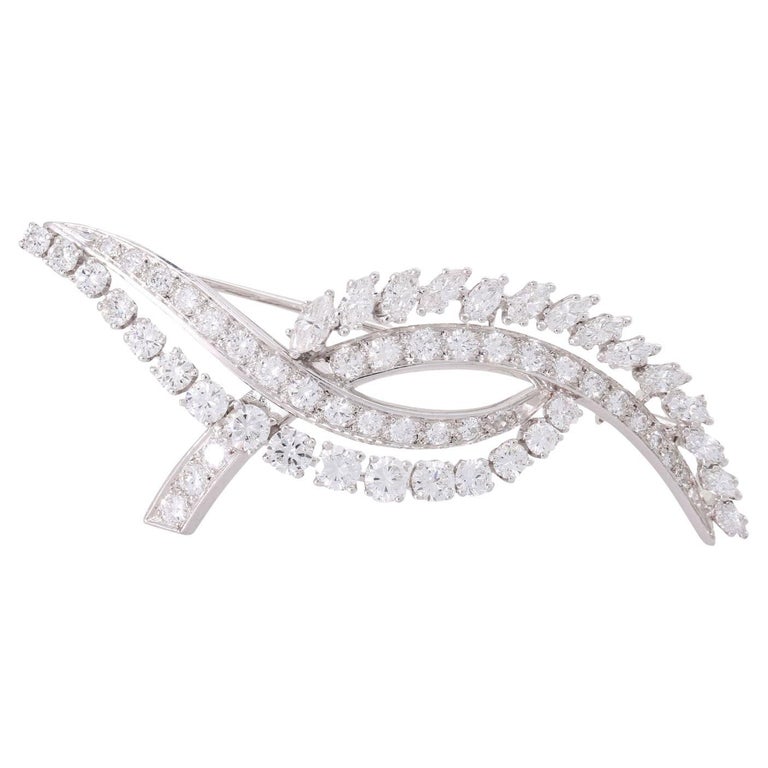 Brosche mit zahlreichen Diamanten von insgesamt ca. 3,6 Karat, im ...